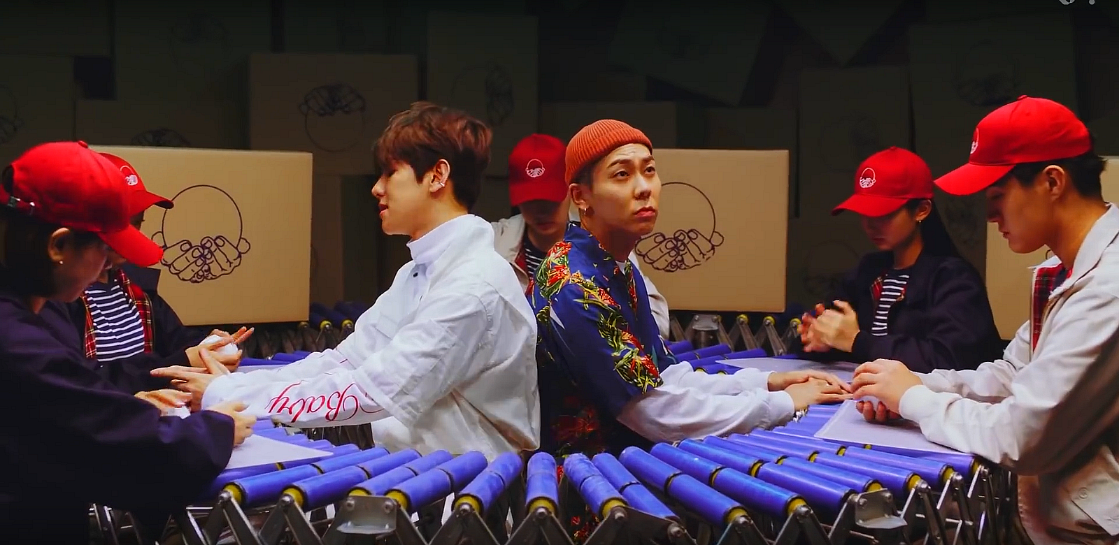 Baekhyun (EXO) et LOCO dévoilent le MV de « YOUNG » – K-GEN