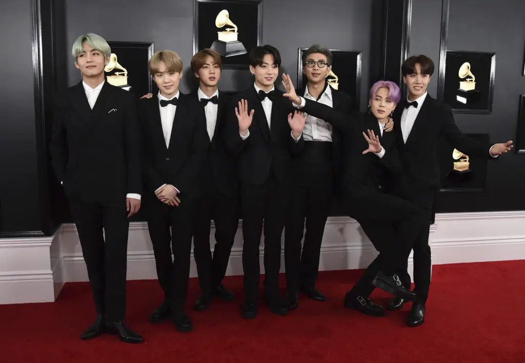 Découvrez les photos de BTS sur le tapis rouge des Grammy Awards – K-GEN