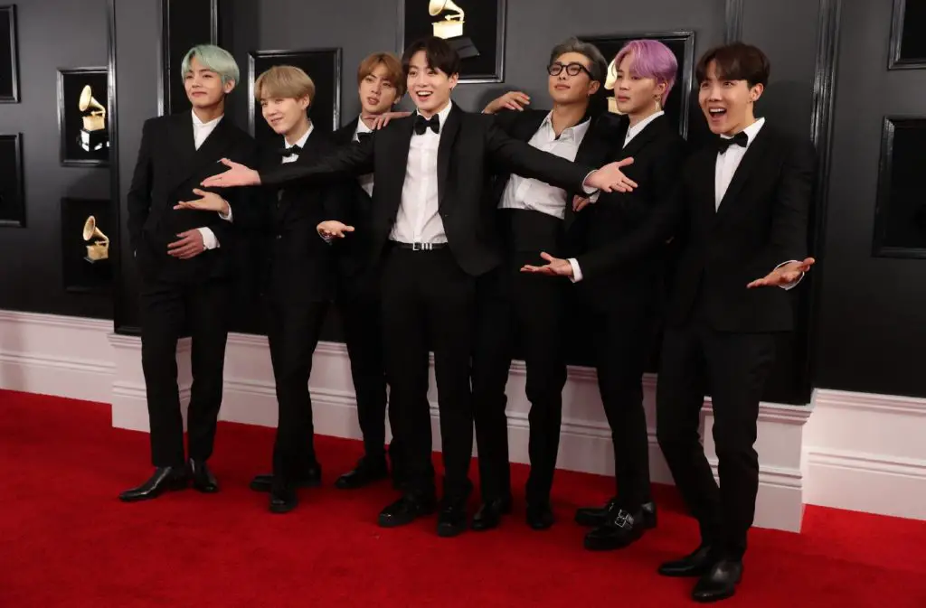 Découvrez les photos de BTS sur le tapis rouge des Grammy Awards – K-GEN