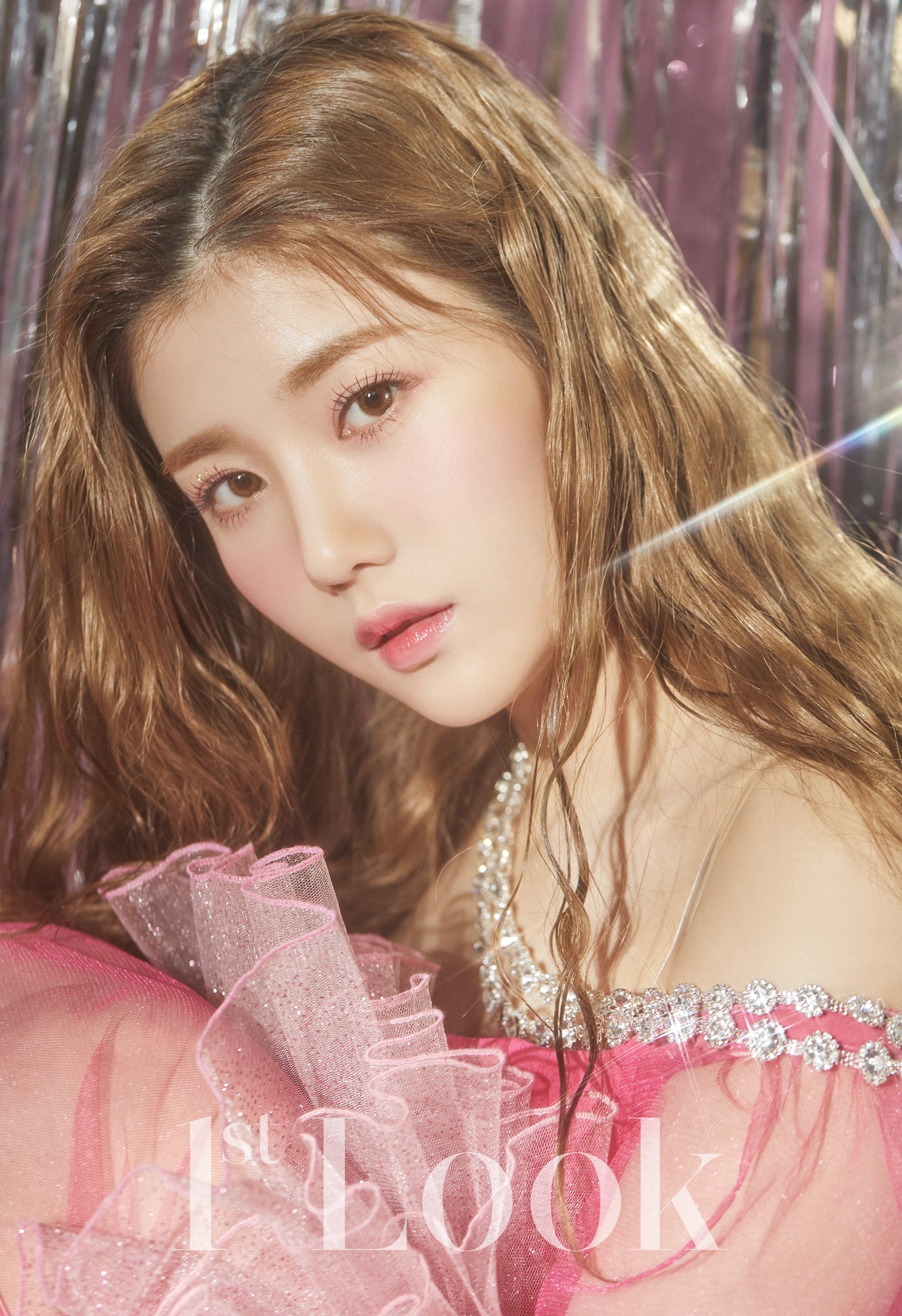 IZ*ONE pose en couverture de 1st Look – K-GEN