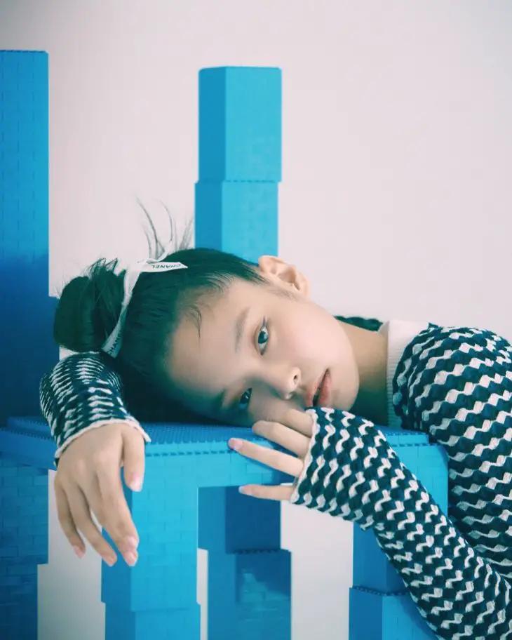 Jennie (BLACKPINK) et son chien Kuma posent en couverture de VOGUE ...