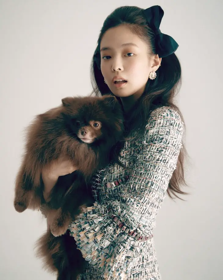 Jennie (BLACKPINK) et son chien Kuma posent en couverture de VOGUE ...