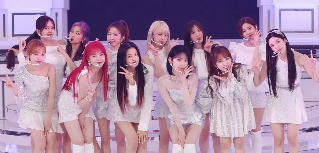 Découvrez les performances du comeback show de IZ*ONE – K-GEN