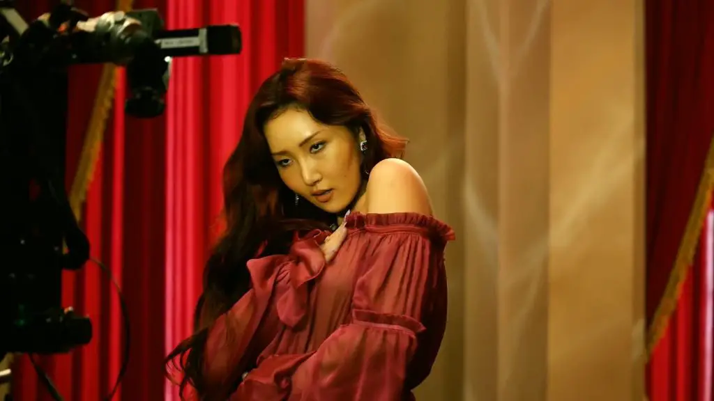 Hwasa (MAMAMOO) vous emmène dans les coulisses du MV de « Maria » – K-GEN