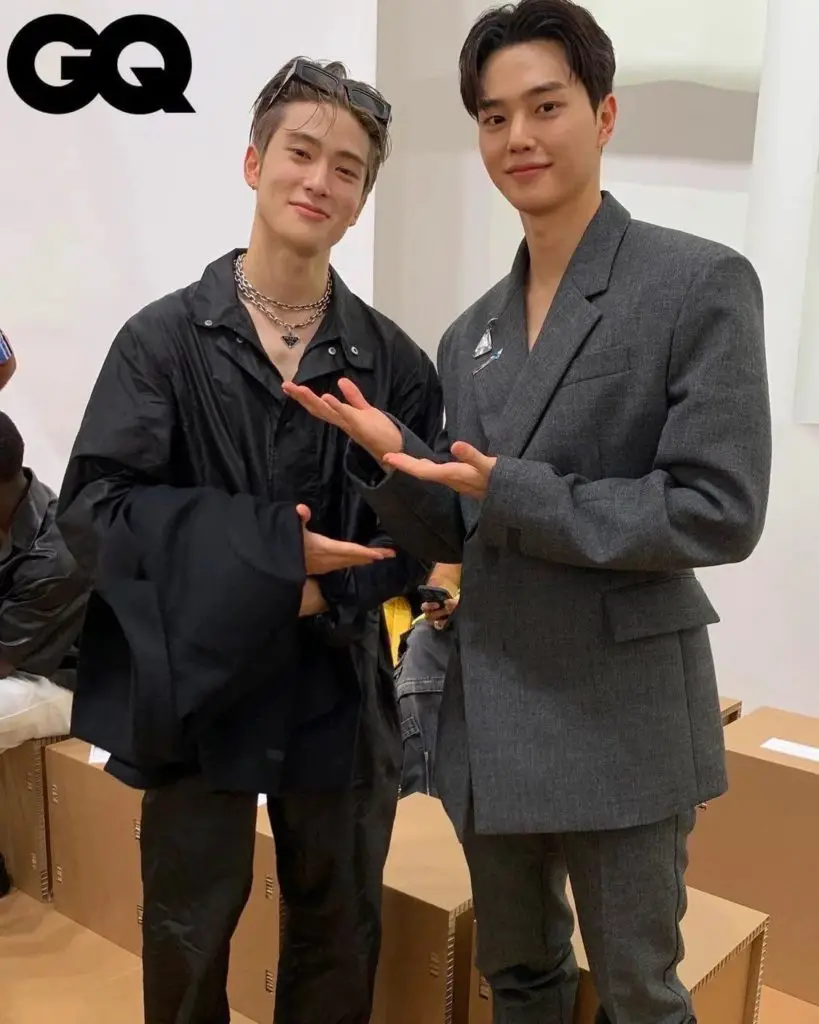 Jaehyun (NCT) et Song Kang prennent la pose au défilé de PRADA à la ...