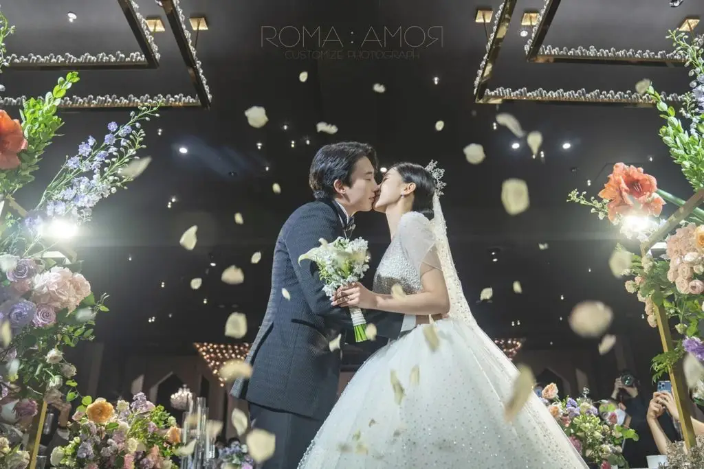 Hoon (U-KISS) et Hwang Jisun (ex-Girl’s Day) dévoilent leurs photos de mariage – K-GEN