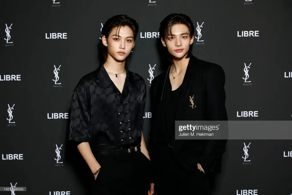 Felix & Hyunjin (Stray Kids) et Kai (EXO) prennent la pose lors de l’événement de YSL Beauty à ...