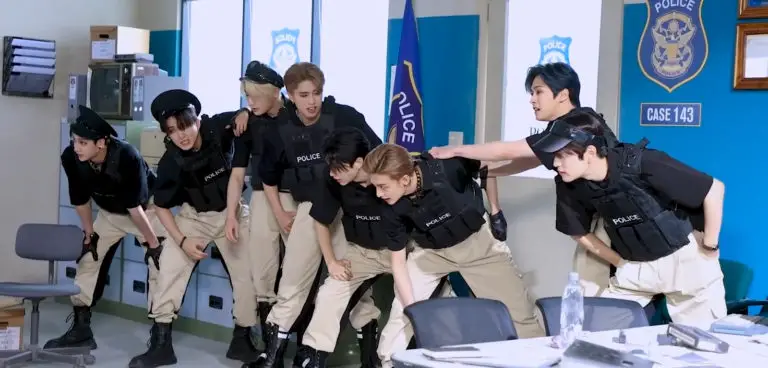 Stray Kids vous emmène dans les coulisses du MV de « CASE 143 » – K-GEN