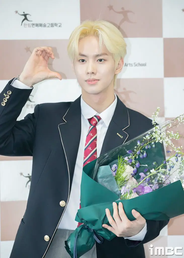 Découvrez les idols de K-POP qui ont reçu leur diplôme de fin d’études ...