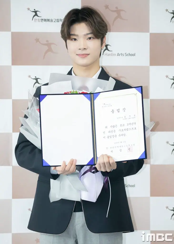 Découvrez les idols de K-POP qui ont reçu leur diplôme de fin d’études ...