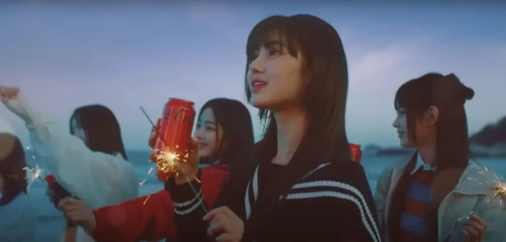 NewJeans dévoile le MV de « Zero » pour sa collaboration avec Coca-Cola ...