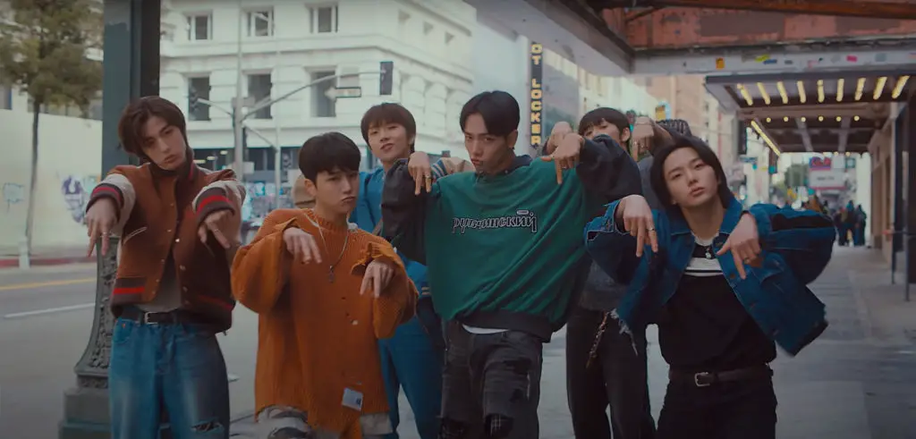 BOYNEXTDOOR, le nouveau boygroup de HYBE et KOZ, fait ses débuts avec le MV de « Serenade » – K-GEN