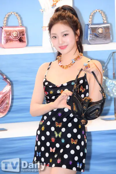 Photos des stars au pop-up store de Versace à Séoul – K-GEN