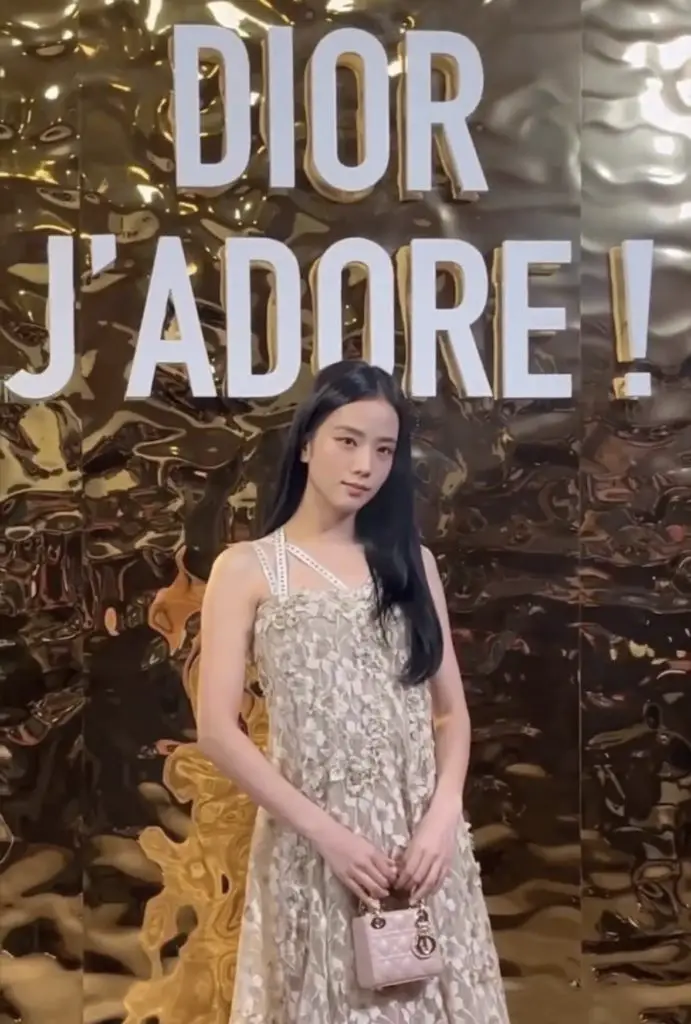 Jisoo (BLACKPINK) prend la pose aux événements DIOR à la Paris Fashion Week – K-GEN