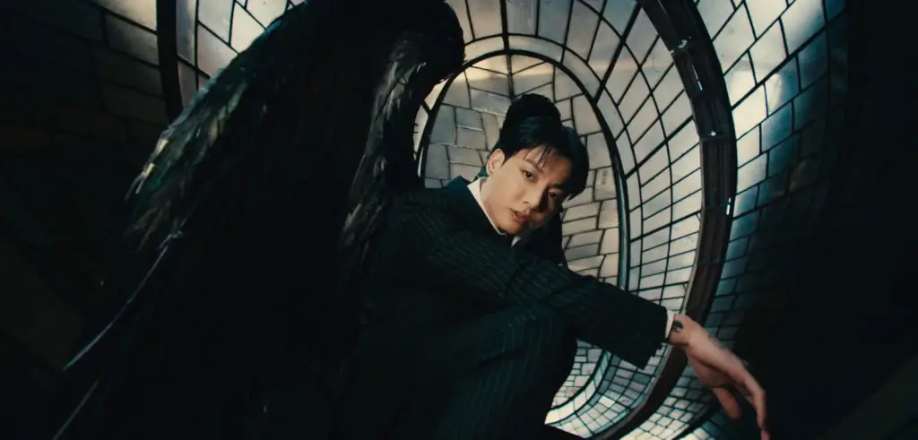 Jungkook (BTS) fait son comeback avec le MV de « Standing Next to You » – K-GEN
