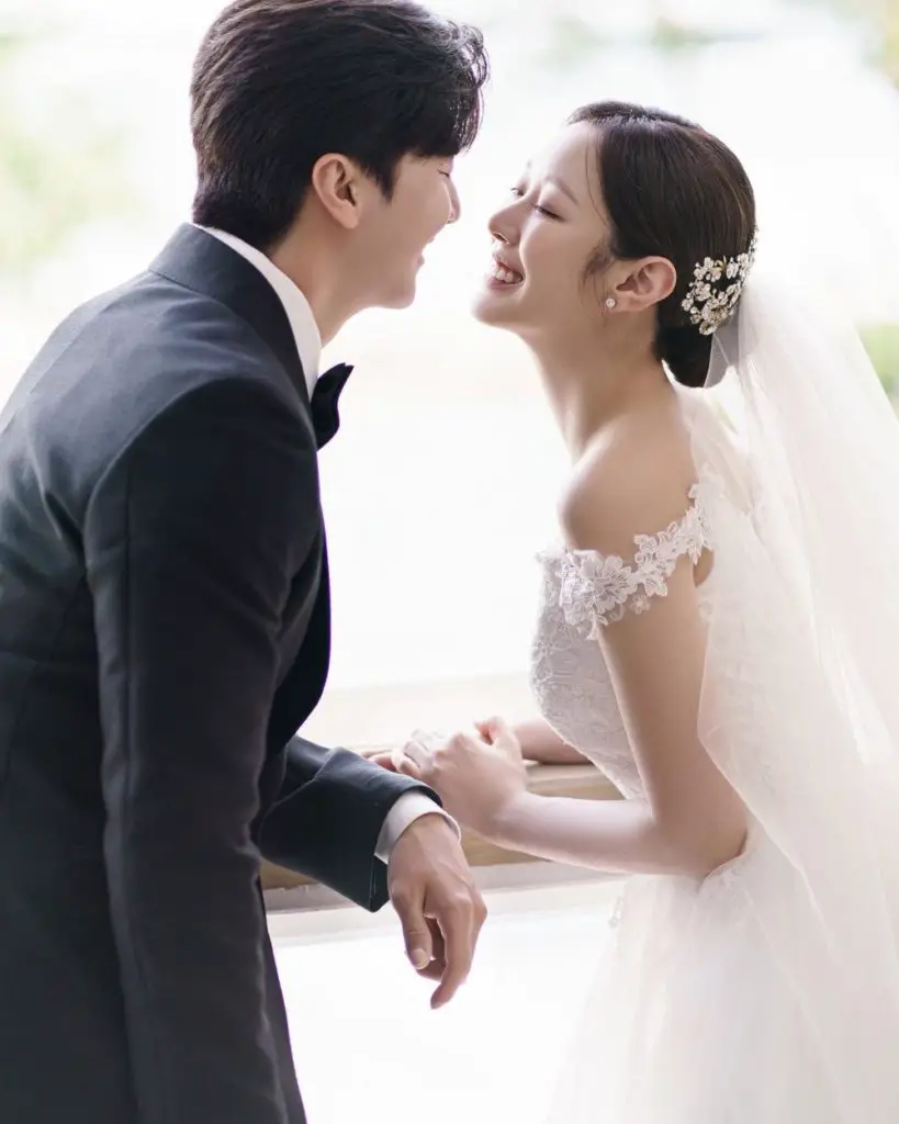 Thunder (MBLAQ) et Mimi (gugudan) dévoilent leurs photos de mariage – K-GEN