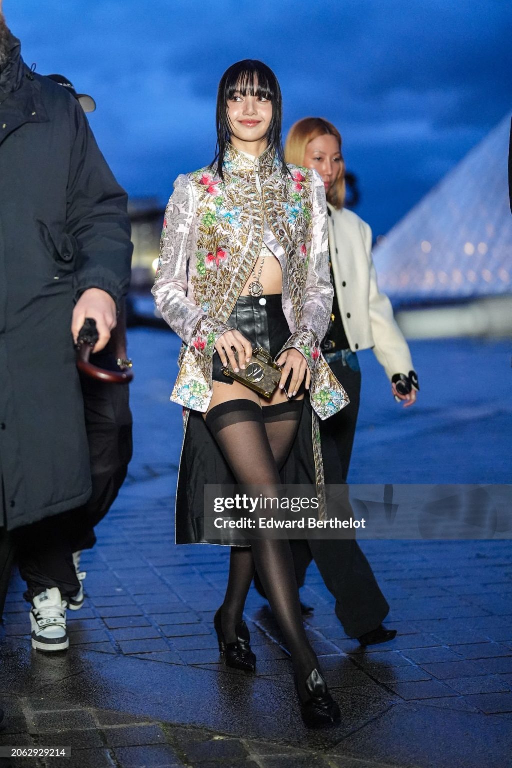 Lisa (BLACKPINK), Hyein (NewJeans) et Nayeon (TWICE) au défilé Louis ...