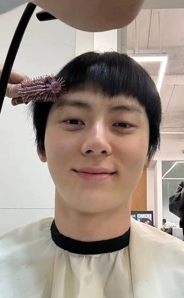 Hwang Min Hyun dévoile sa nouvelle coupe de cheveux avant son service ...