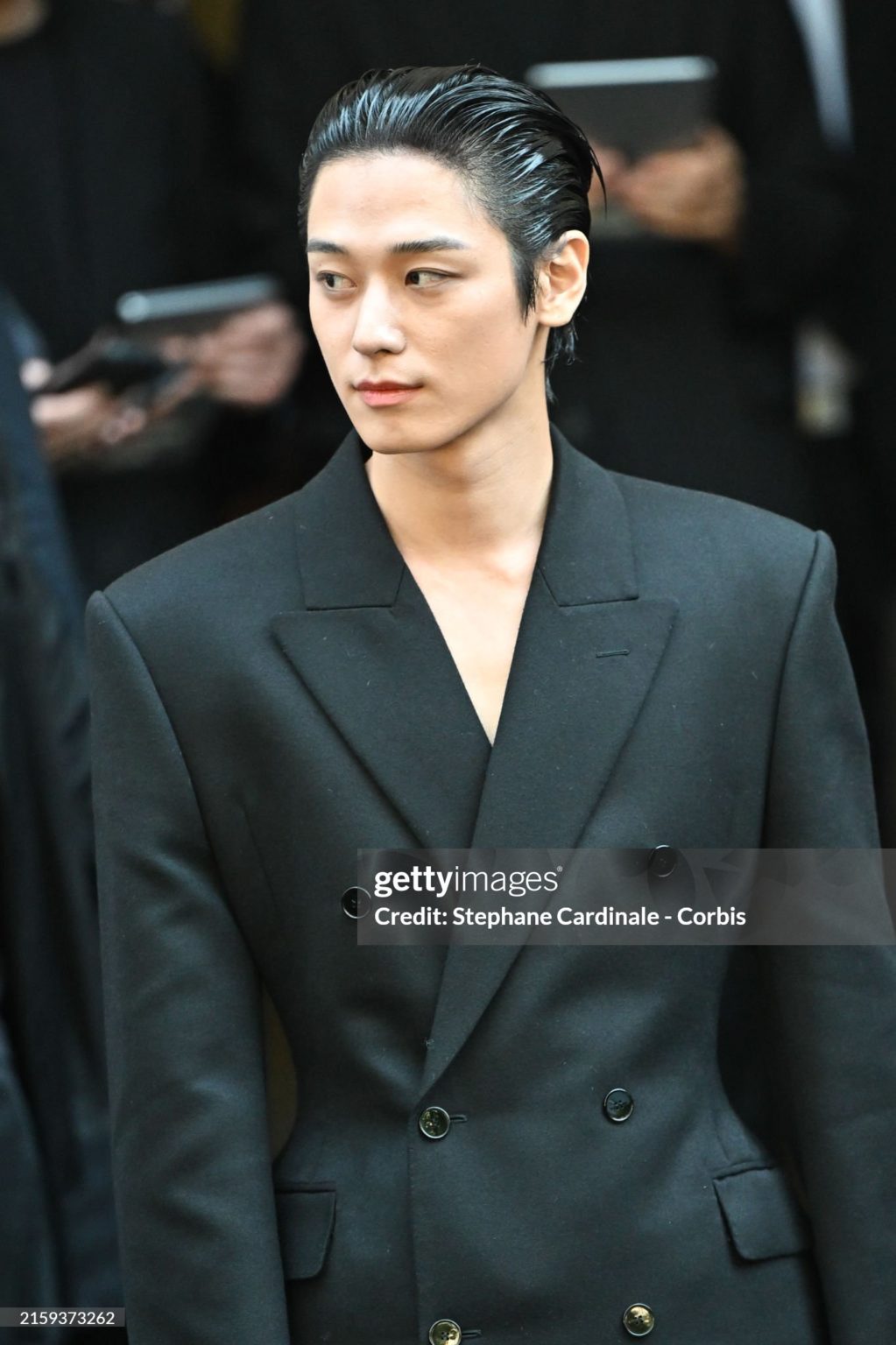 Juyeon (THE BOYZ) et Roh Yoon Seo au défilé BALENCIAGA Haute Couture à ...