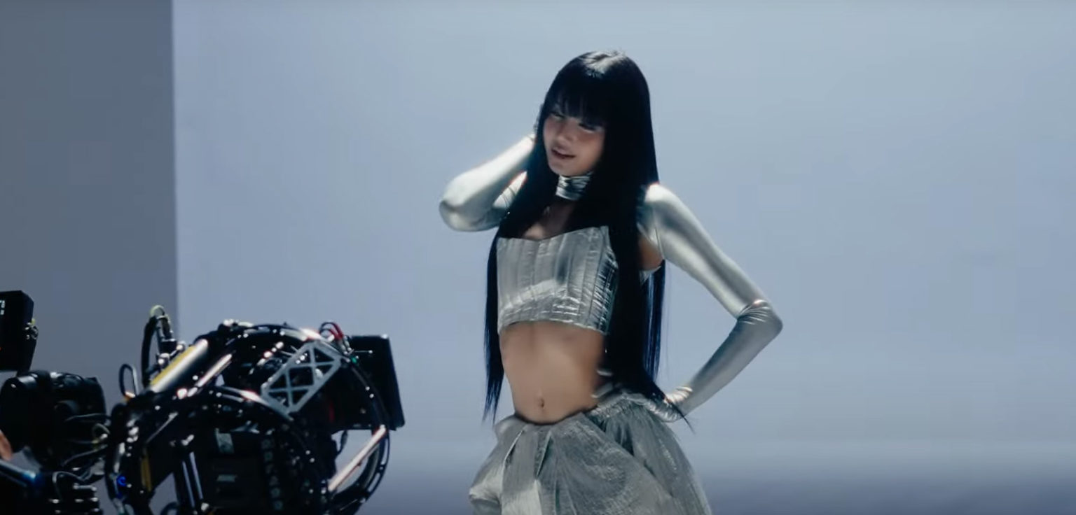 LISA (BLACKPINK) vous emmène dans les coulisses du MV de « ROCKSTAR ...