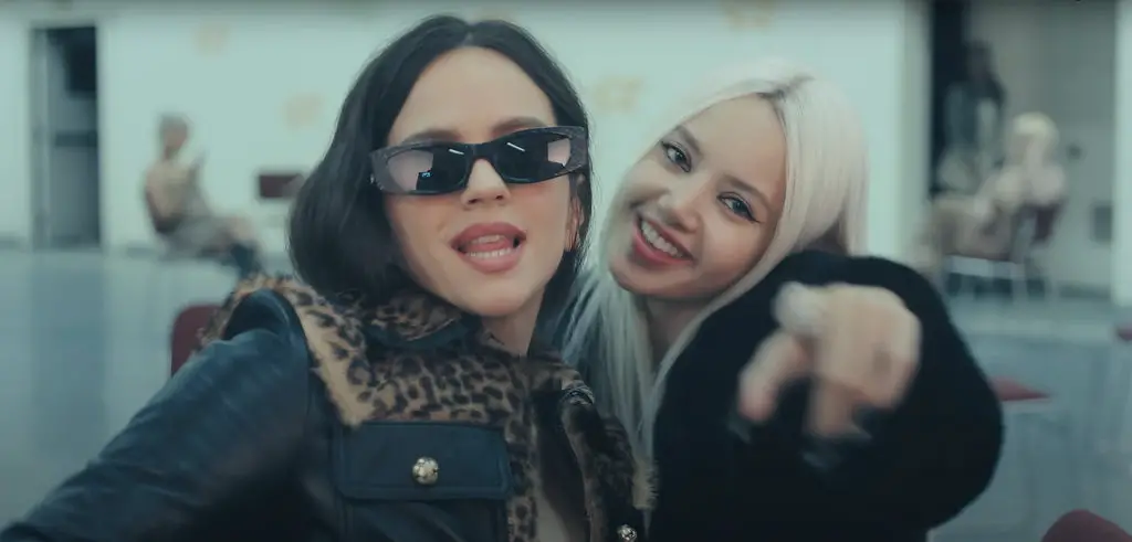 LISA (BLACKPINK) et Rosalía dévoilent le MV de « NEW WOMAN » – K-GEN