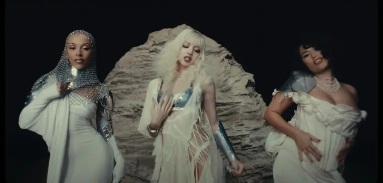 LISA (BLACKPINK), Doja Cat et RAYE dévoilent le MV de « BORN AGAIN ...