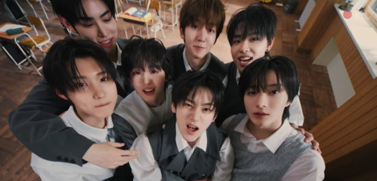 Le nouveau boygroup de JYP, KickFlip, fait son premier comeback avec le MV de « FREEZE » – K-GEN